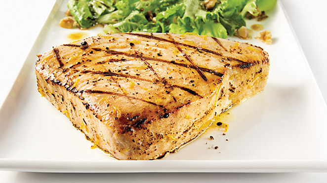 Tuna steak and leaf lettuce with maple vinagrette | IGA Recipe | Fish ...